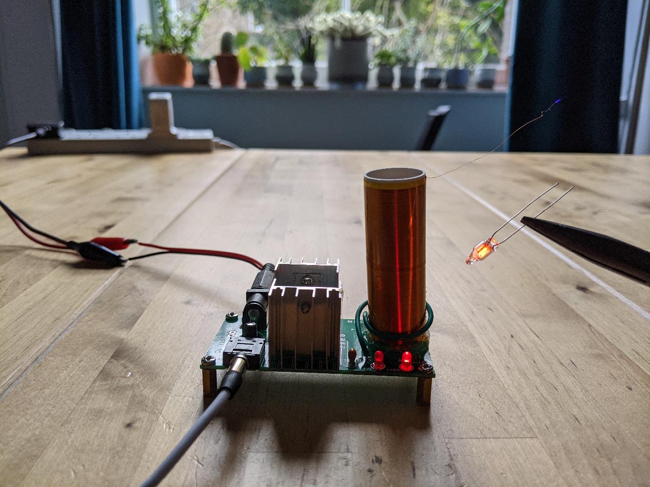 Mini Tesla Coil kit from Ebay! (playing Bohemian Rhapsody) – adq